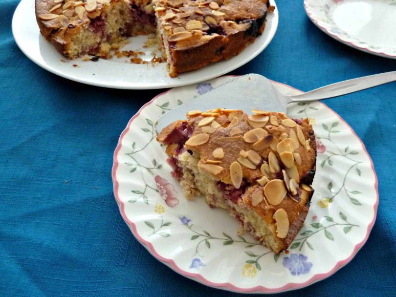 Raspberry and almond cake - Dragons and Fairy Dust